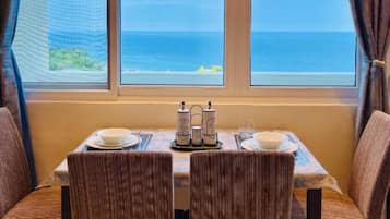 Suite-Estúdio Deluxe, 1 cama queen-size e sofá-cama, varanda, em frente ao mar | 2 quartos, cofre no quarto, secretária