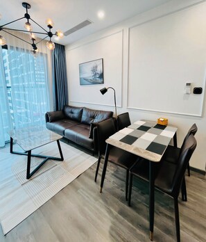 Quarto casal ou duplo básico, sacada | Wi-Fi de cortesia