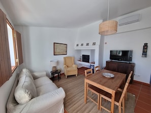 Casa de campo luxo, 2 quartos | Área de estar | TV LED 43 polegadas com canais digitais