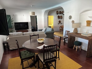 Casa de campo família, vista para a piscina | Área de estar | TV LED 43 polegadas com canais digitais