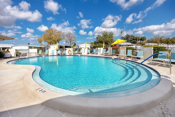 55+ GATED COMMUNITY: Renovated 2 bed, 2 bath house, lndry, AC, deck ...