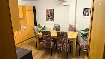 Apartamento | Cozinha privada | Geladeira, micro-ondas, fogão, lava-louças