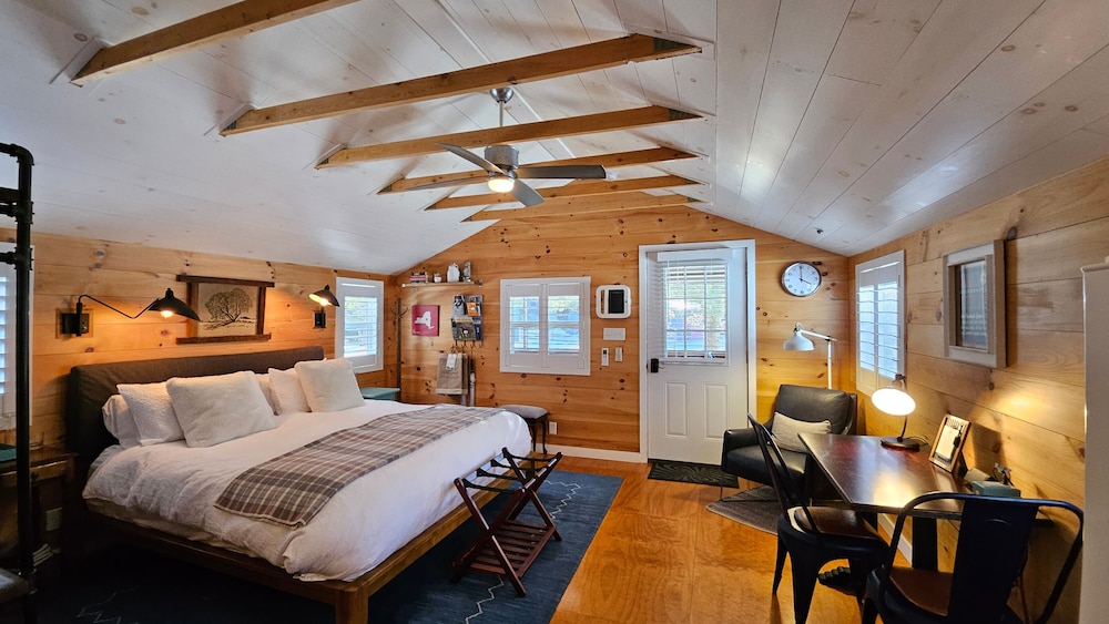 Luxury Cabin on Private Waterfront Estate - Town of Rockland | Vrbo