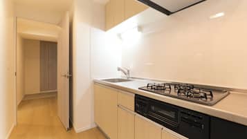 Um frigorífico, um micro-ondas, uma placa de cozinha