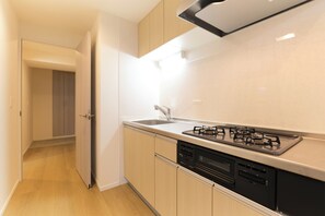 Um frigorífico, um micro-ondas, uma placa de cozinha 