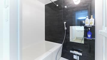 Chuveiro/banheira combinados, secador de cabelo, toalhas de banho