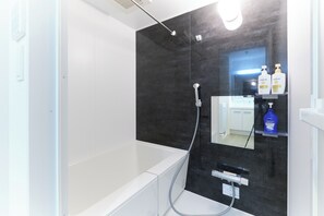 Uma combinação polibã/banheira, um secador de cabelo 