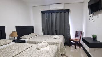 Quarto casal luxo, sacada, vista para o pátio | Wi-Fi de cortesia