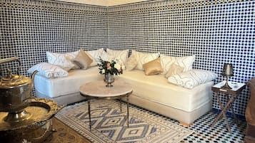 Suite Deluxe, vista para o jardim | Sala de estar | Impressoras