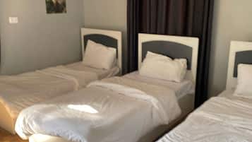Chalé Deluxe, varanda, vista para o mar | 2 quartos, cortinas/cortinados opacos, quartos insonorizados