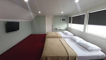 Quarto duplo família | Escrivaninha, Wi-Fi de cortesia, roupa de cama