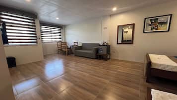 Quarto família | Frigobar, escrivaninha, ferros/tábuas de passar roupa, Wi-Fi de cortesia