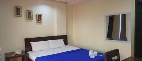 Quarto Duplo Standard | Secretária, ferro/tábua de engomar, Wi-fi grátis