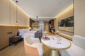 Quarto Duplo Elite | Edredões de penas, secretária 