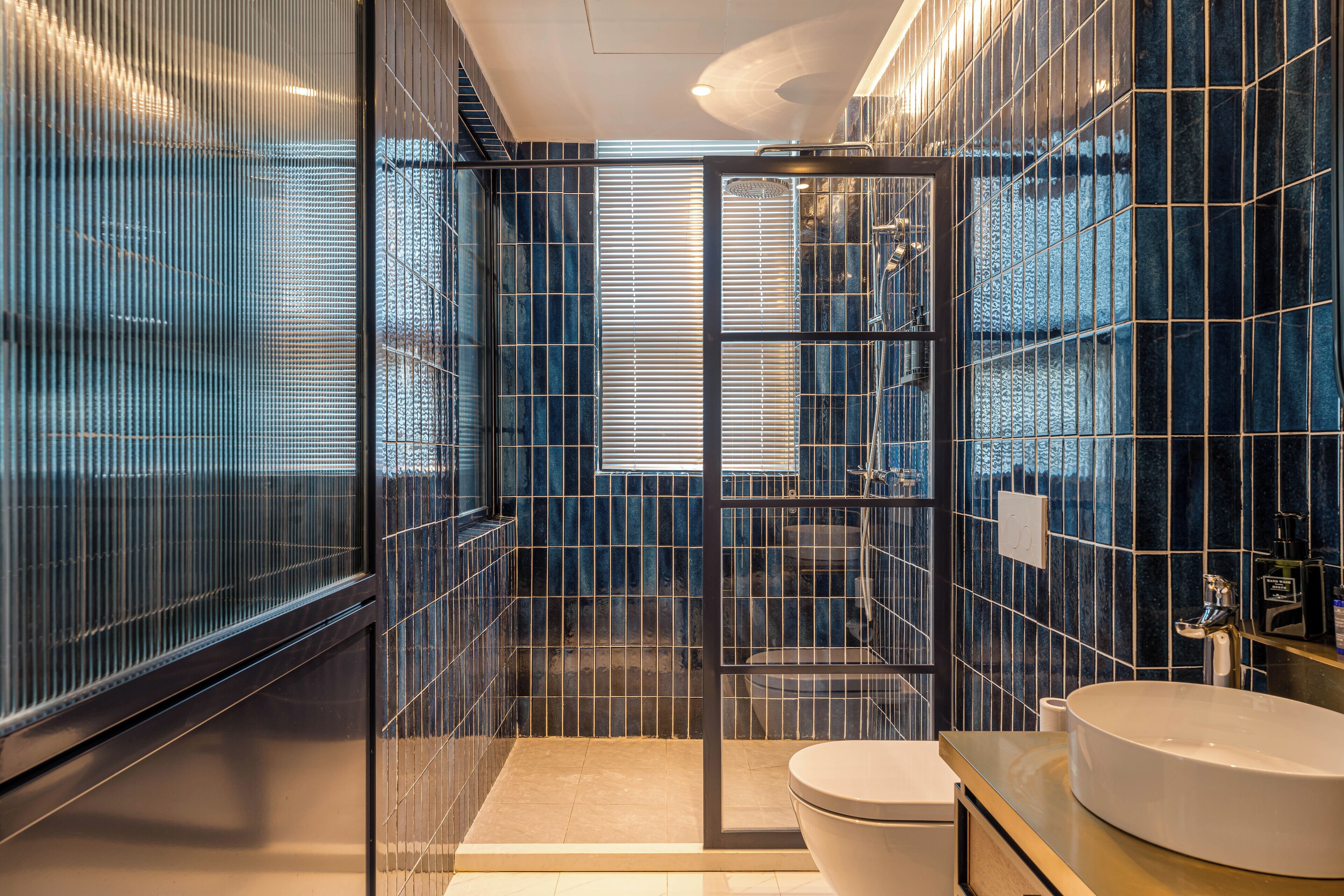 Chuveiro, produtos de toalete grátis, secador de cabelo 