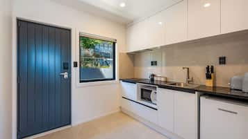 Suite-Estúdio de Luxo, 1 cama queen-size, vista para o lago | Cozinha privada | Minifrigorífico, um micro-ondas, uma chaleira elétrica, uma torradeira