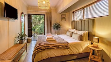 Quarto casal conforto, 1 cama Queen, vista para o jardim | 2 quartos, roupas de cama premium, frigobar, cofres nos quartos
