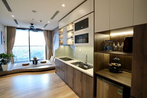 Apartamento Premium, 2 quartos, varanda, Vista para a cidade | Cozinha privada | Um frigorífico, uma placa de cozinha, utensílios de cozinha 