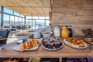 Café da manhã com buffet grátis todos os dias