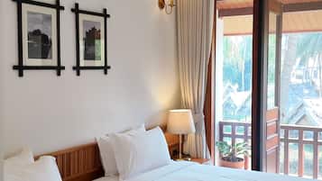 Quarto Twin Deluxe, varanda, vista para o jardim | Minibar, secretária, Wi-fi grátis, roupa de cama fornecida