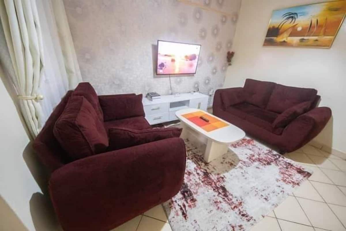 Apartamento Deluxe, Vista para a cidade | Sala de estar | Smart TV de 32 polegadas com canais digitais