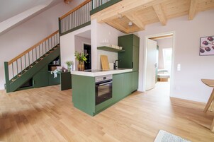 Dúplex Superior, vista para o lago | Secretária adequada para computadores portáteis, Wi-fi grátis 