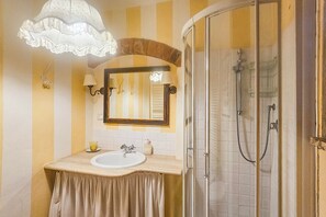 Casa Familiar, 5 quartos (Francigena Cadolingi Home Private) | Casa de banho | Uma combinação polibã/banheira, um secador de cabelo, um bidé 