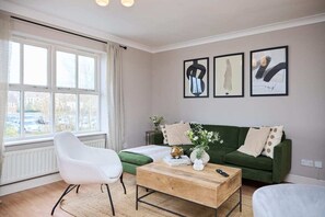 Apartamento (3 Bedrooms) | Sala de estar | Smart TV de 32 polegadas com canais por cabo