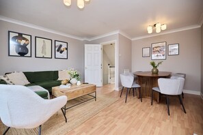 Apartamento (3 Bedrooms) | Sala de estar | Smart TV de 32 polegadas com canais por cabo