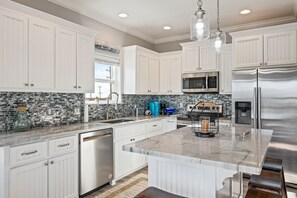 Casa, 3 quartos | Cozinha privada | Um frigorífico, uma cafeteira/bule 