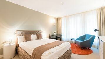 1 quarto, escrivaninha, espaço de trabalho para notebook