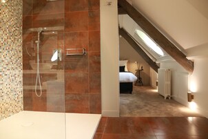 Quarto casal superior | Banheiro | Secador de cabelo, roupões de banho, toalhas de banho, sabonete