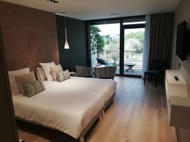 Quarto casal ou duplo design, vista para o jardim | Roupas de cama premium, cofres nos quartos, escrivaninha