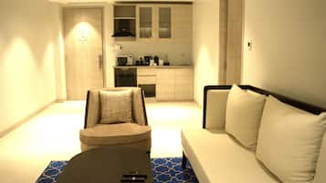 Suite Executiva, 1 cama king-size | Cozinha privada | Uma chaleira elétrica, uma cadeira de bebé