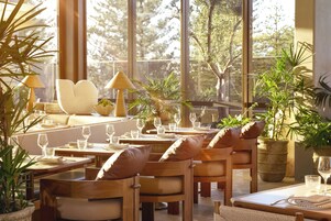 2 restaurantes, pequenos-almoços servidos 