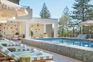 3 piscinas exteriores, toldos (sobretaxa), espreguiçadeiras 