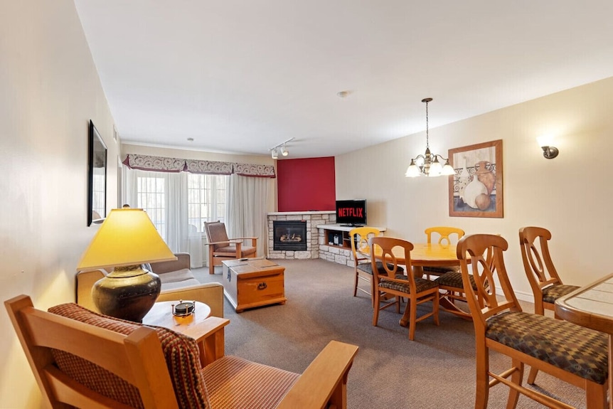 Resort Style W/ Balcony, Hot Tub And Full Kitchen - Horseshoe Valley, ON