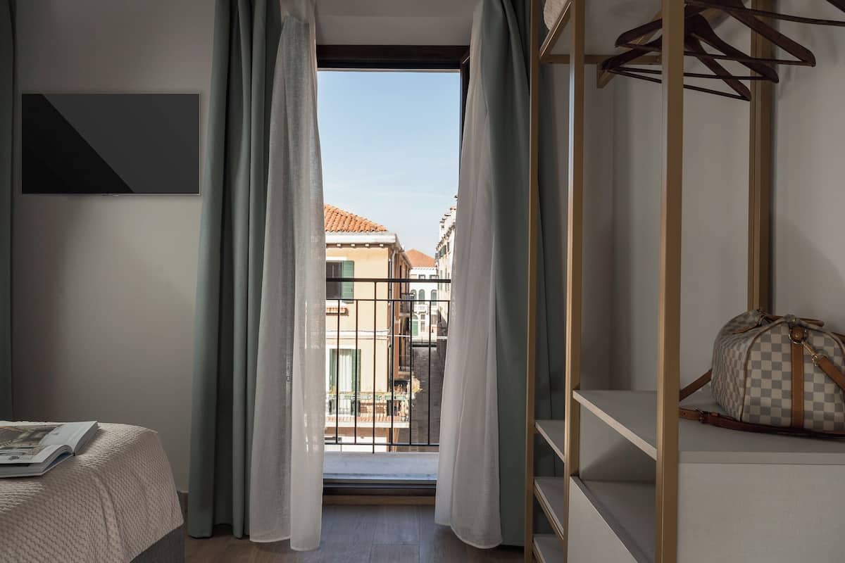 2 quartos, cofre no quarto, cortinas/cortinados opacos