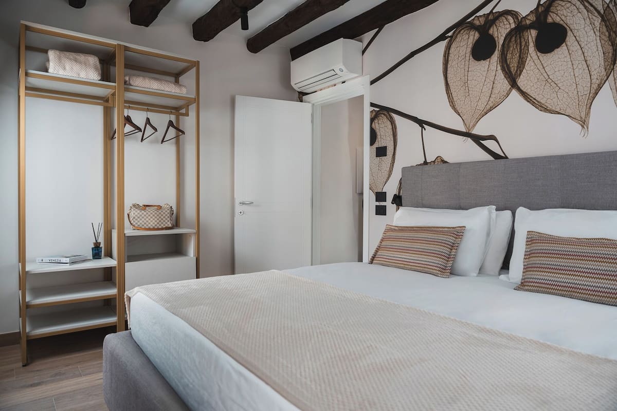 2 quartos, cofre no quarto, cortinas/cortinados opacos