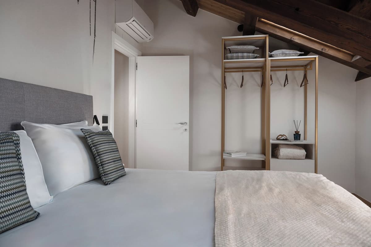 2 quartos, cofre no quarto, cortinas/cortinados opacos