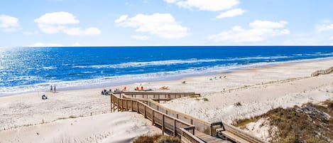 Na praia, areia branca, prática de pesca