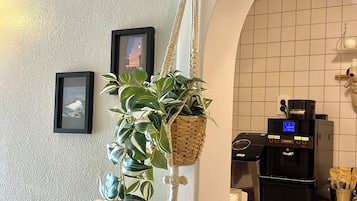 Minifrigorífico, um micro-ondas no espaço comum