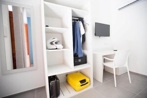 Quarto casal luxo, 1 cama Queen | Cofres nos quartos, escrivaninha, espaço de trabalho para notebook