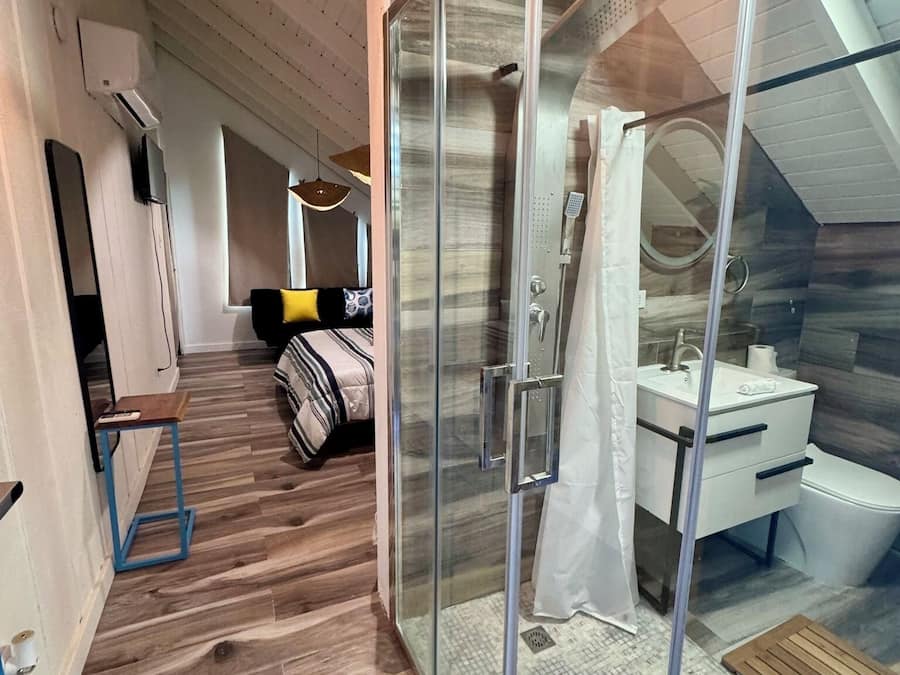 Quarto casal superior, sacada | Banheiro | Chuveiro, secador de cabelo, toalhas de banho, sabonete