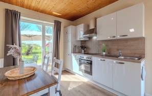 Apartamento Standard, vista para o jardim | Cozinha privada | Um frigorífico/congelador grande, um micro-ondas, um forno