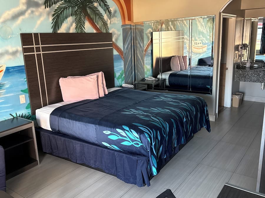 Quarto básico, 1 cama King, para não fumantes | Escrivaninha, ferros/tábuas de passar roupa, Wi-Fi de cortesia