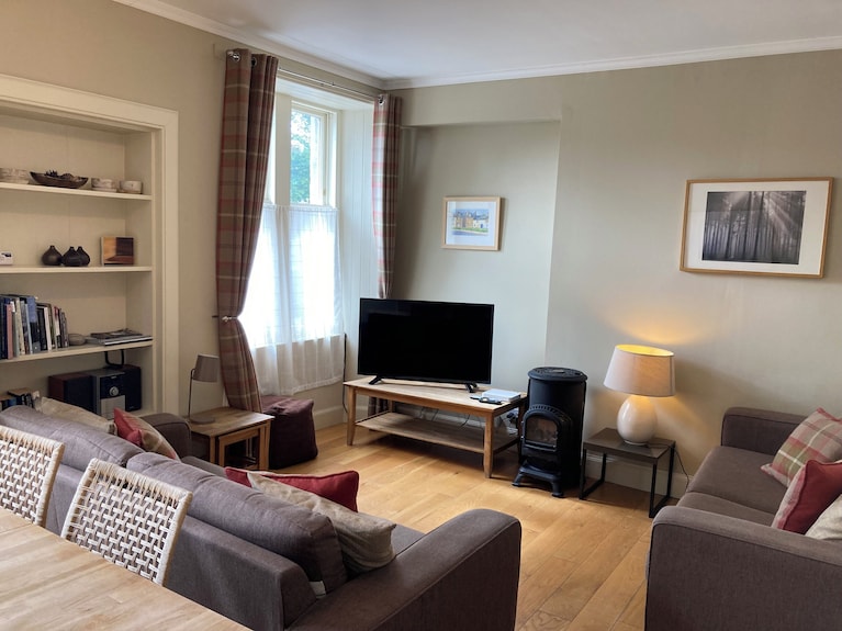 House - Sleeps 6 - Central Location - Private Garden & Pet Friendly - Grantown-on-Spey