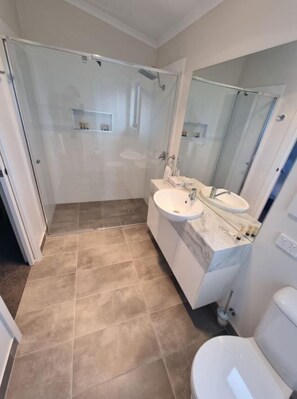 Cabana luxo, sacada | Banheiro | Chuveiro, toalhas de banho, sabonete, shampoo