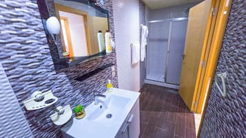 Apartamento família | Banheiro | Secador de cabelo, sabonete, papel higiênico