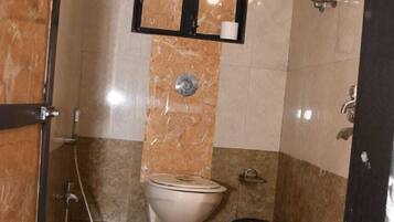 Quarto Duplo ou Twin Standard, Vista para a cidade | Casa de banho | Um polibã, artigos de higiene pessoal grátis